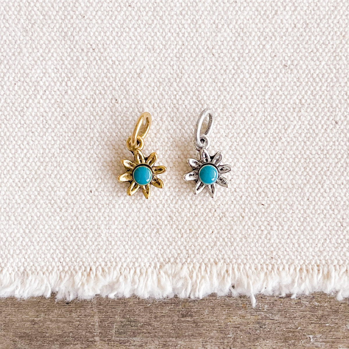 Colored Daisy Charm – Bel Kai